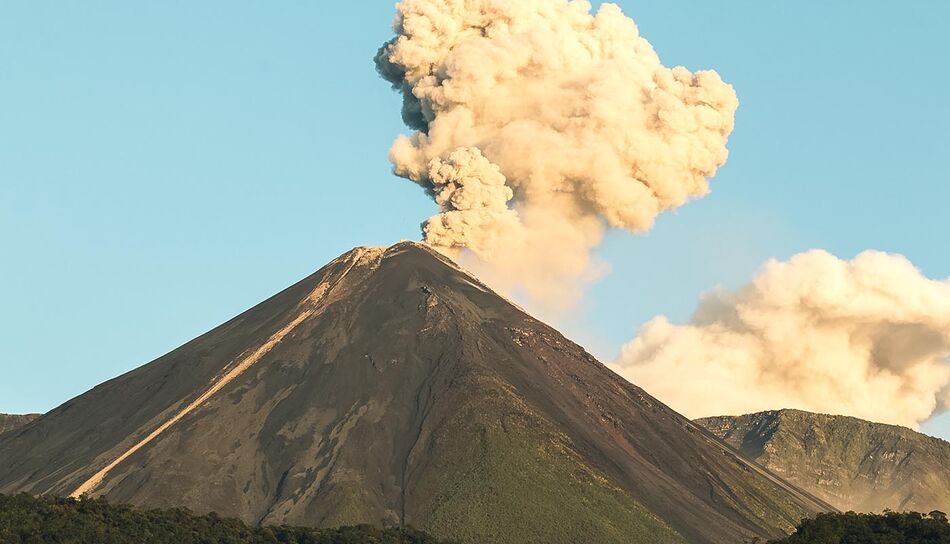 Graue Riesen im Land der Vielfalt: Ecuadors schönste Vulkane ...
