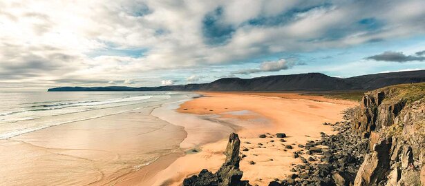 TOP 6 Strände in Island: Schwarz-weiß-bunte Vielfalt! - WeDesignTrips